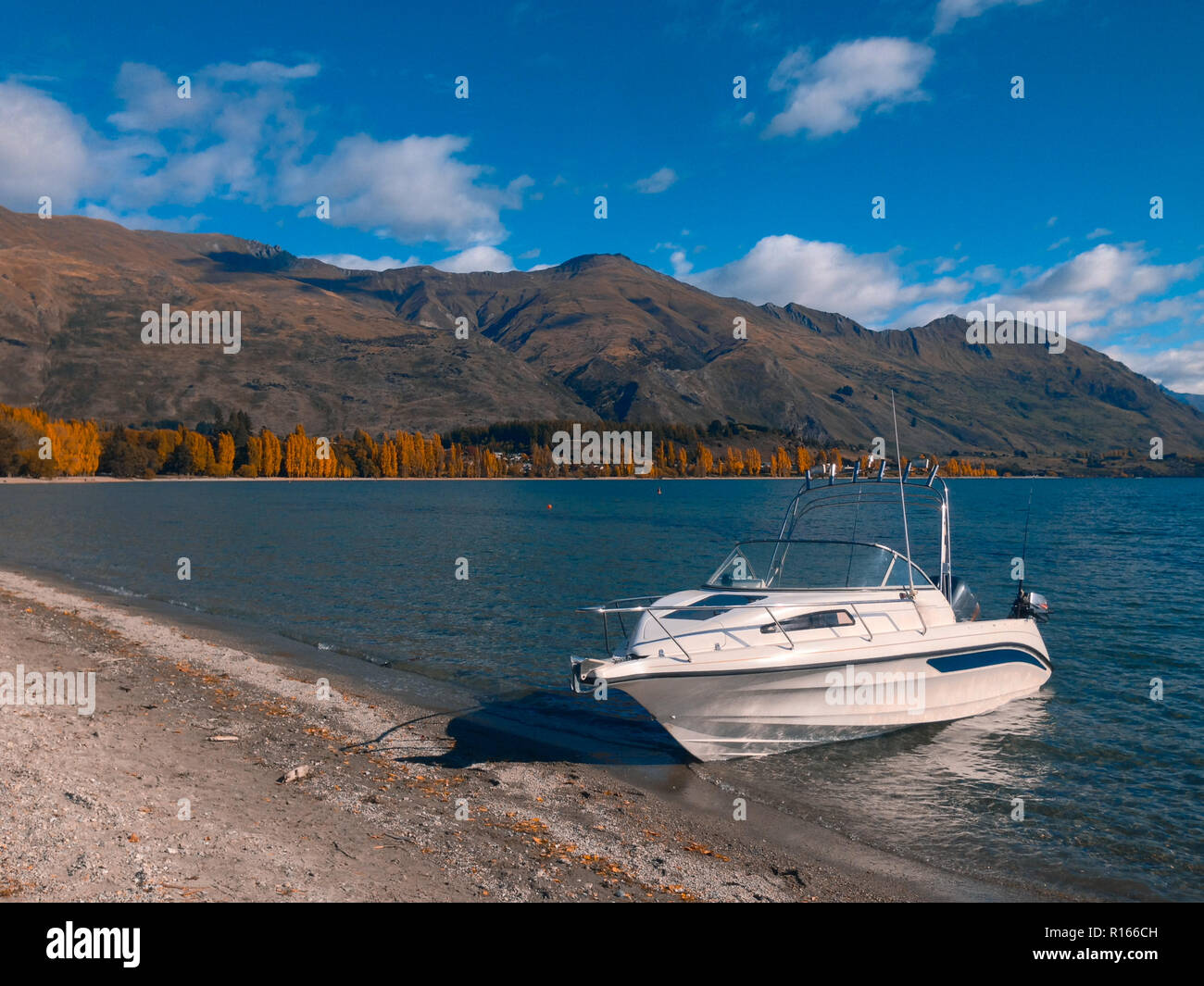Single boat on Lake Wanaka at Roys Bay, Wanaka town, New Zealand Stock ...