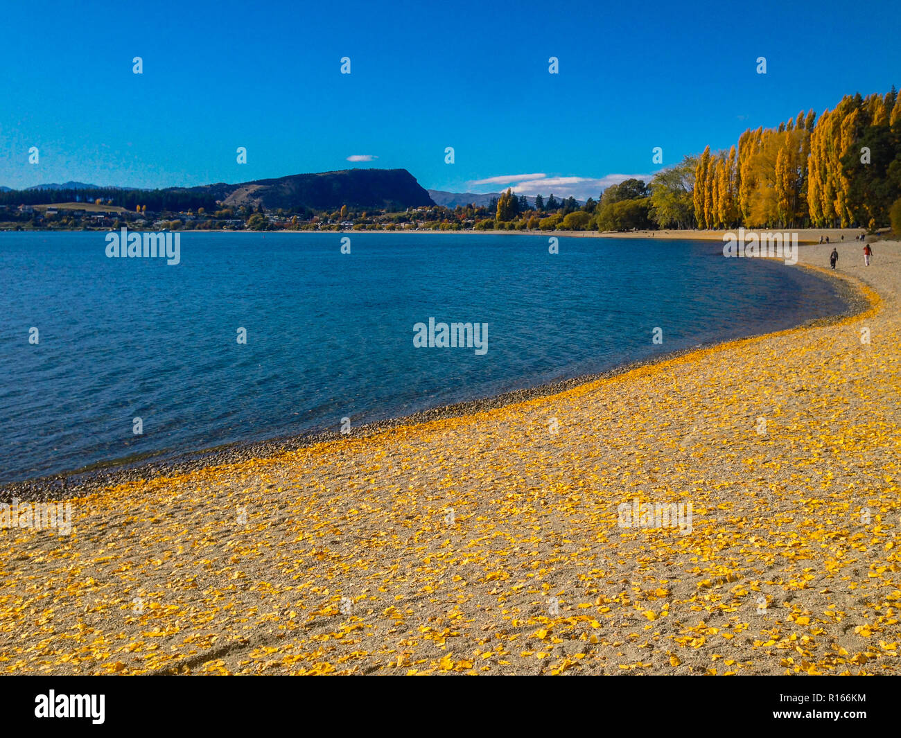 scenic view at Lake Wanaka in Wanaka town, New Zealand Stock Photo - Alamy