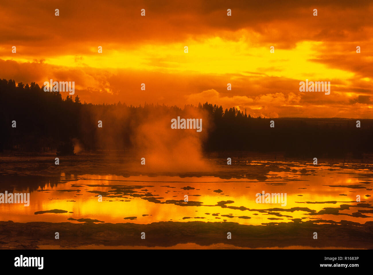 Yellowstone national park hot springs hi-res stock photography and ...