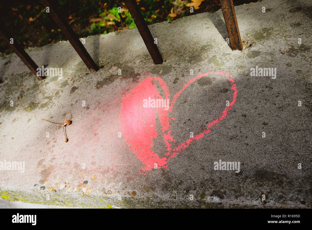 Graffiti pink heart hi-res stock photography and images - Alamy