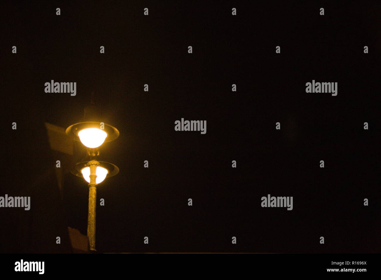 Street light yellow night hi-res stock photography and images - Alamy