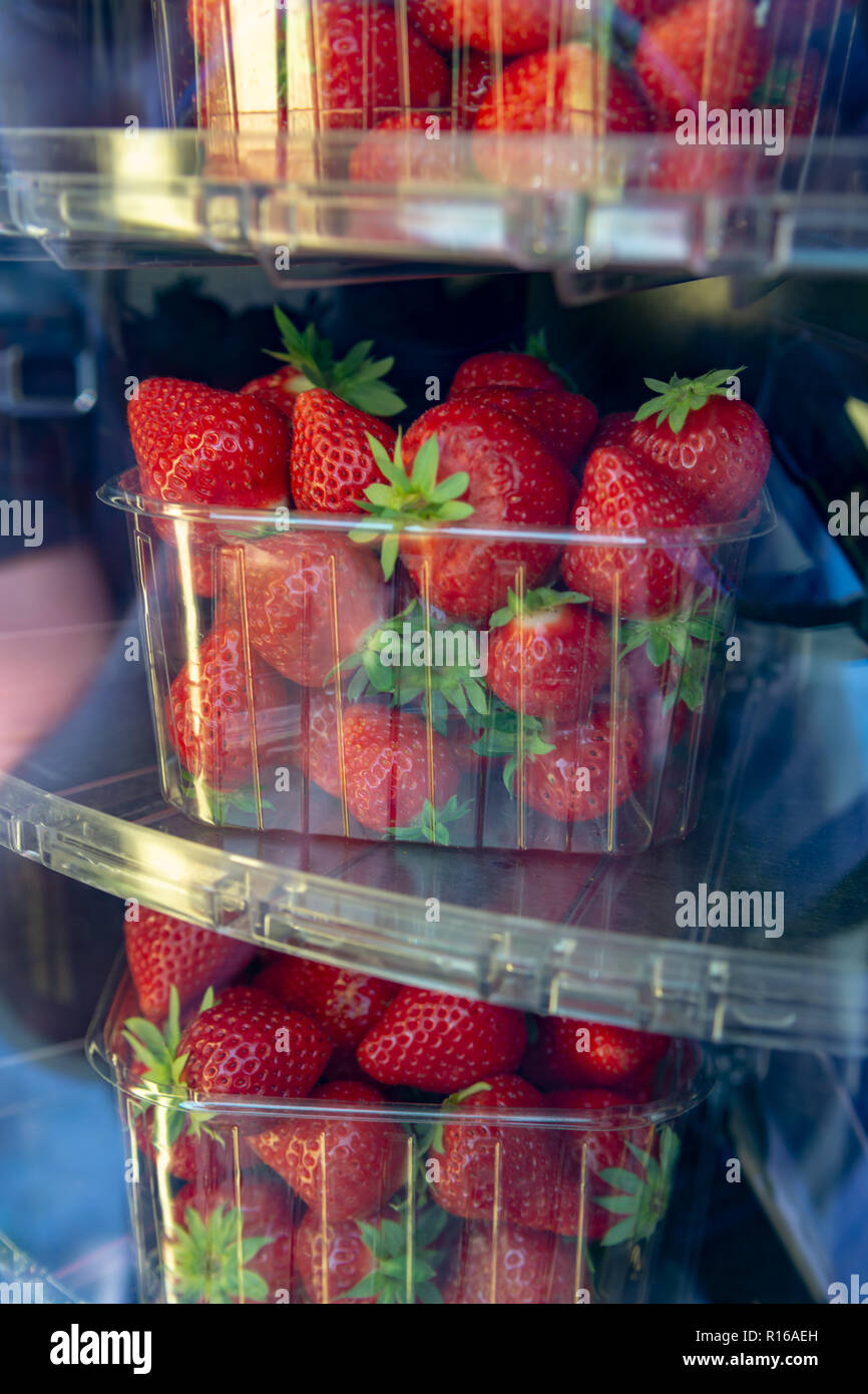 Ice cream vending machine hi-res stock photography and images - Alamy