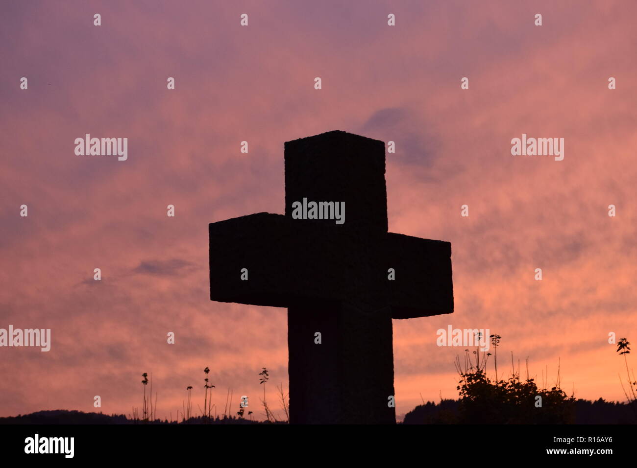 Time-lapse of the setting sun in the evening dusk sky viewed from ...