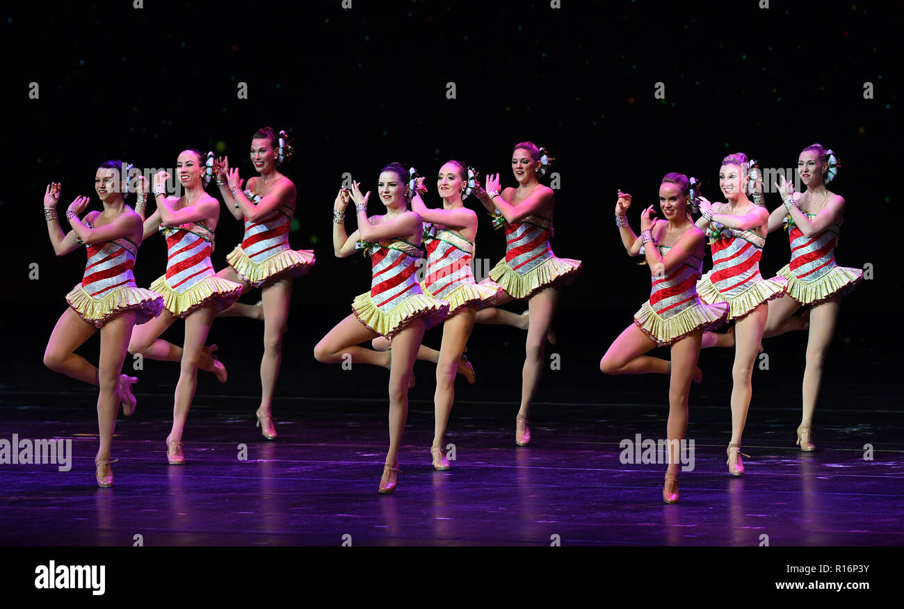 Rockettes christmas spectacular hi-res stock photography and images - Alamy