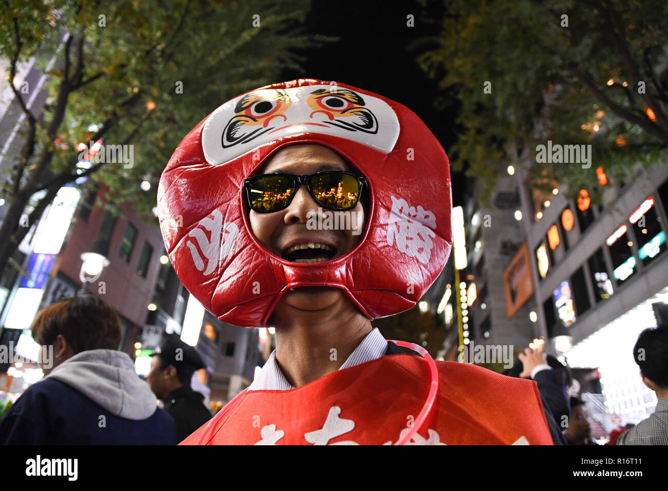 Shibuya, Tokyo, Japan. 31st Oct, 2018. Halloween goers dress up on ...