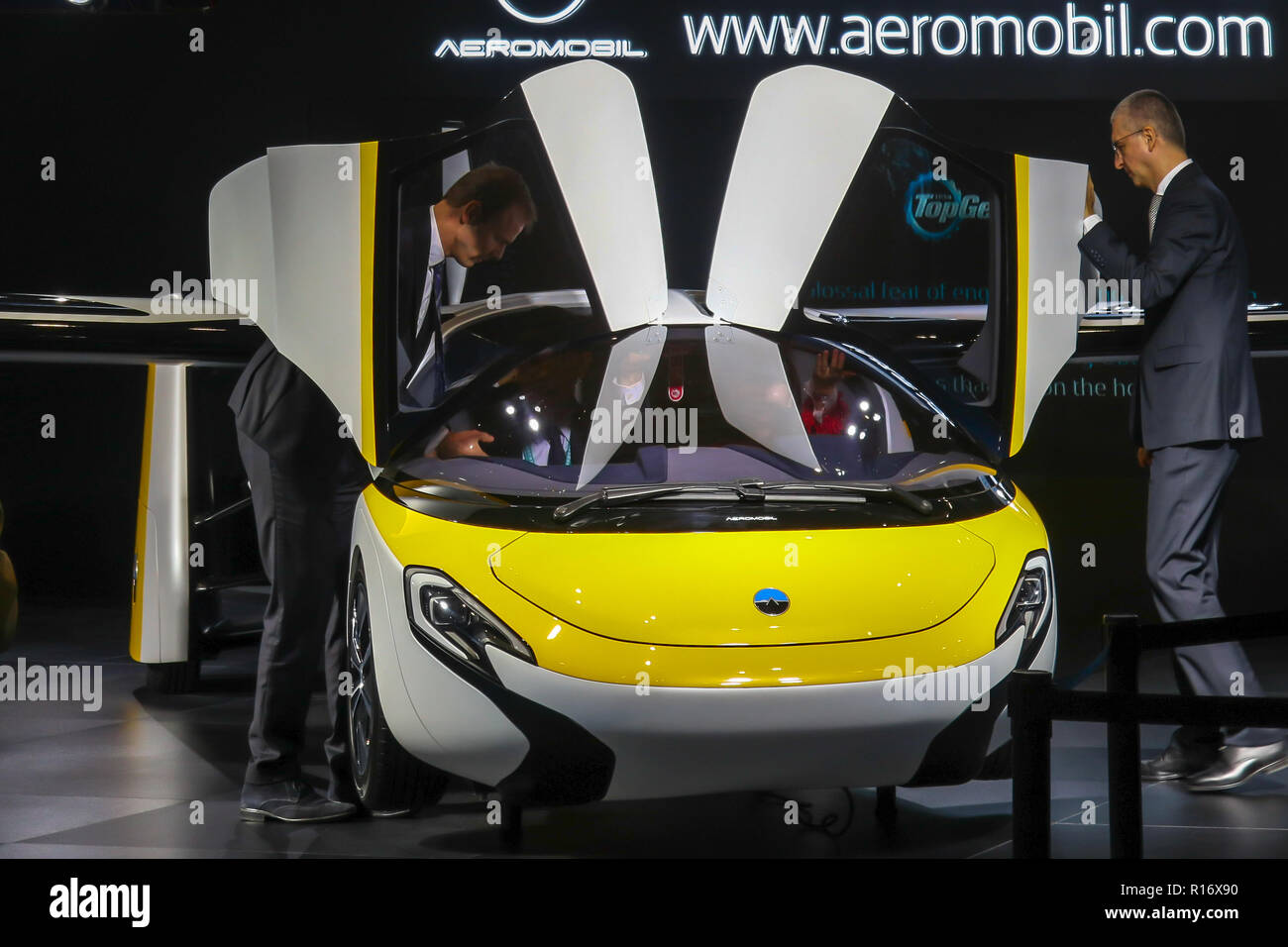 Shanghai, Shanghai, China. 10th Nov, 2018. Shanghai, CHINA-A flying car ...
