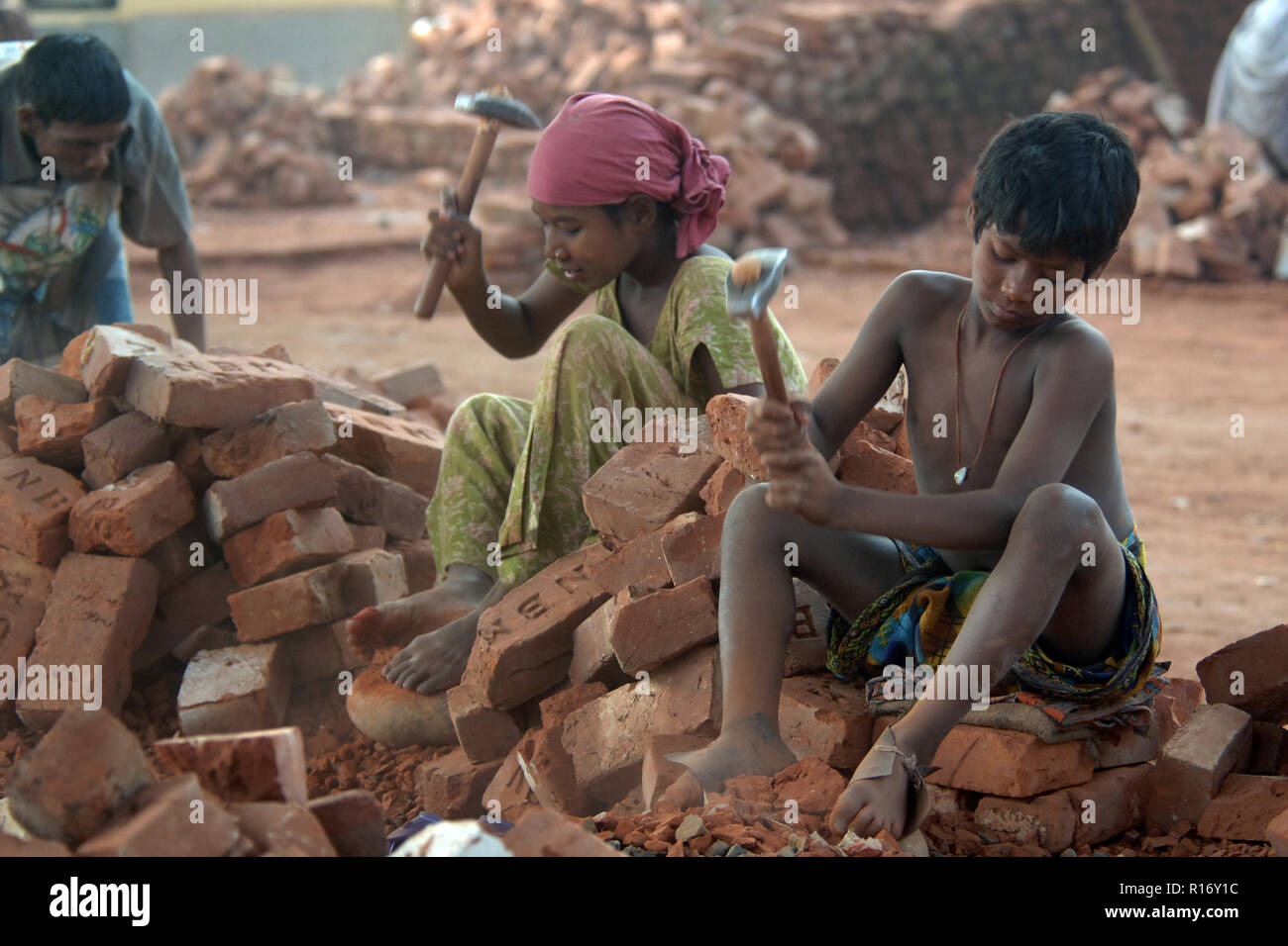 Children labour bricks hi-res stock photography and images - Alamy