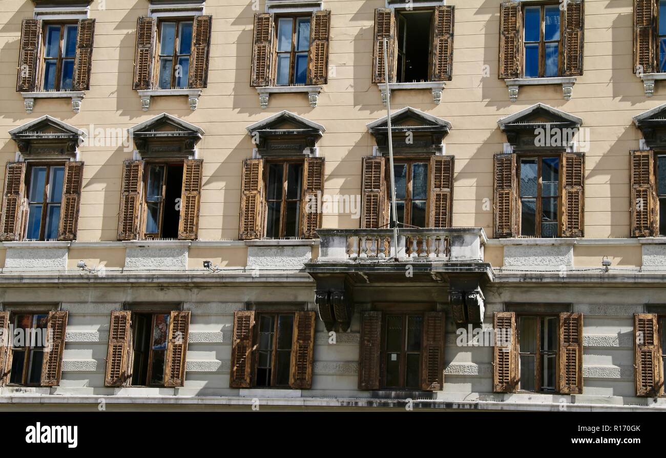 Rows windows historic building hi-res stock photography and images - Alamy