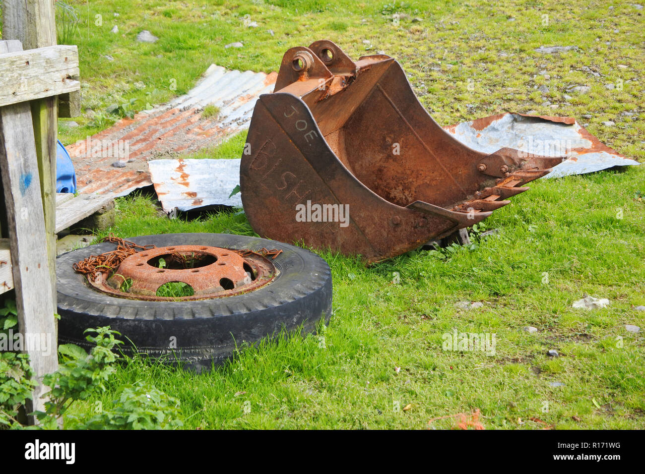 Scrap metal objects abandoned in a field - John Gollop Stock Photo - Alamy