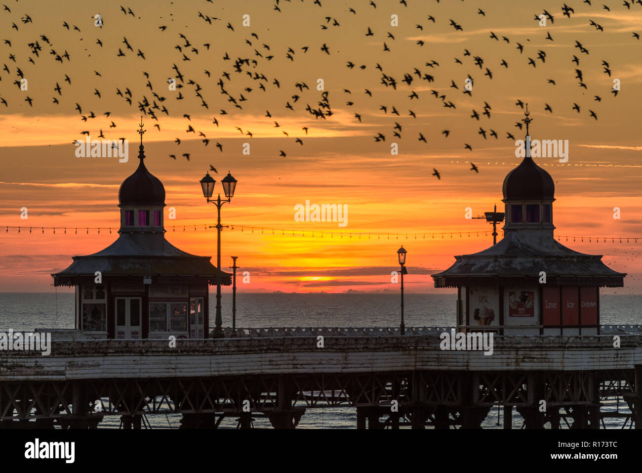 Flight deck sunset hi-res stock photography and images - Alamy