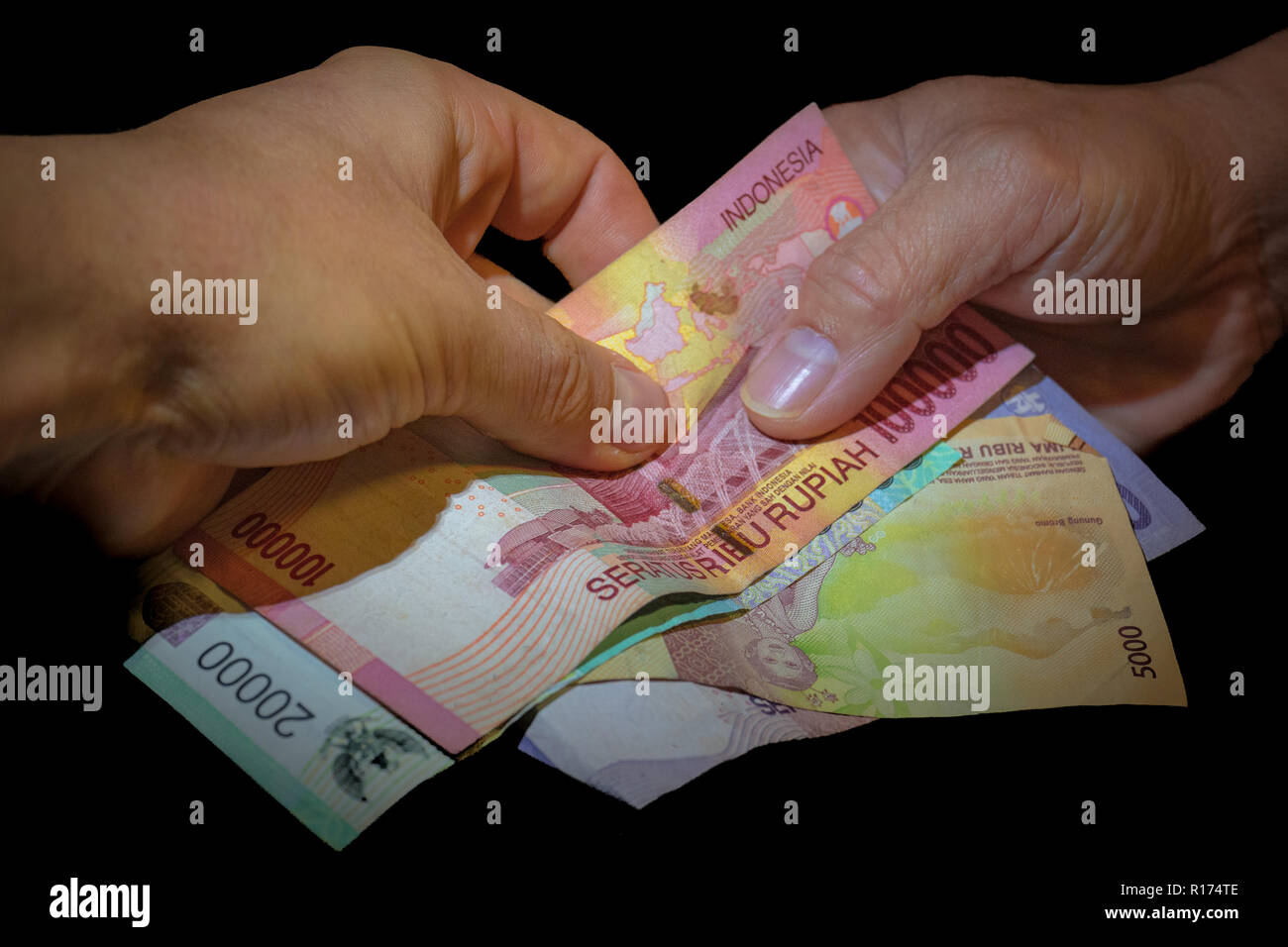 Handing over money hi-res stock photography and images - Alamy