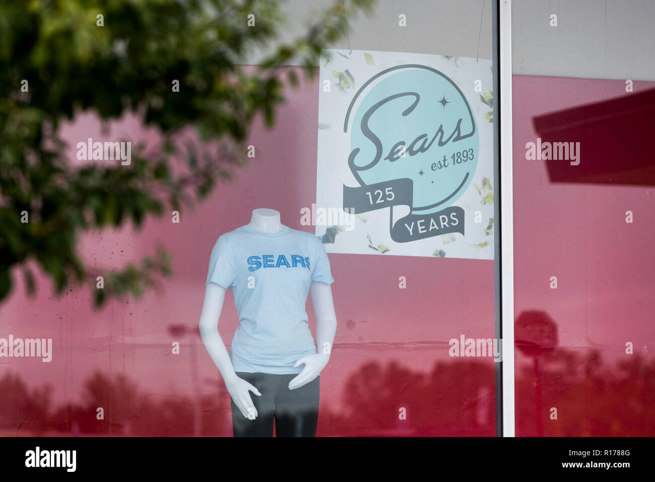 Retail store window display hi-res stock photography and images - Alamy