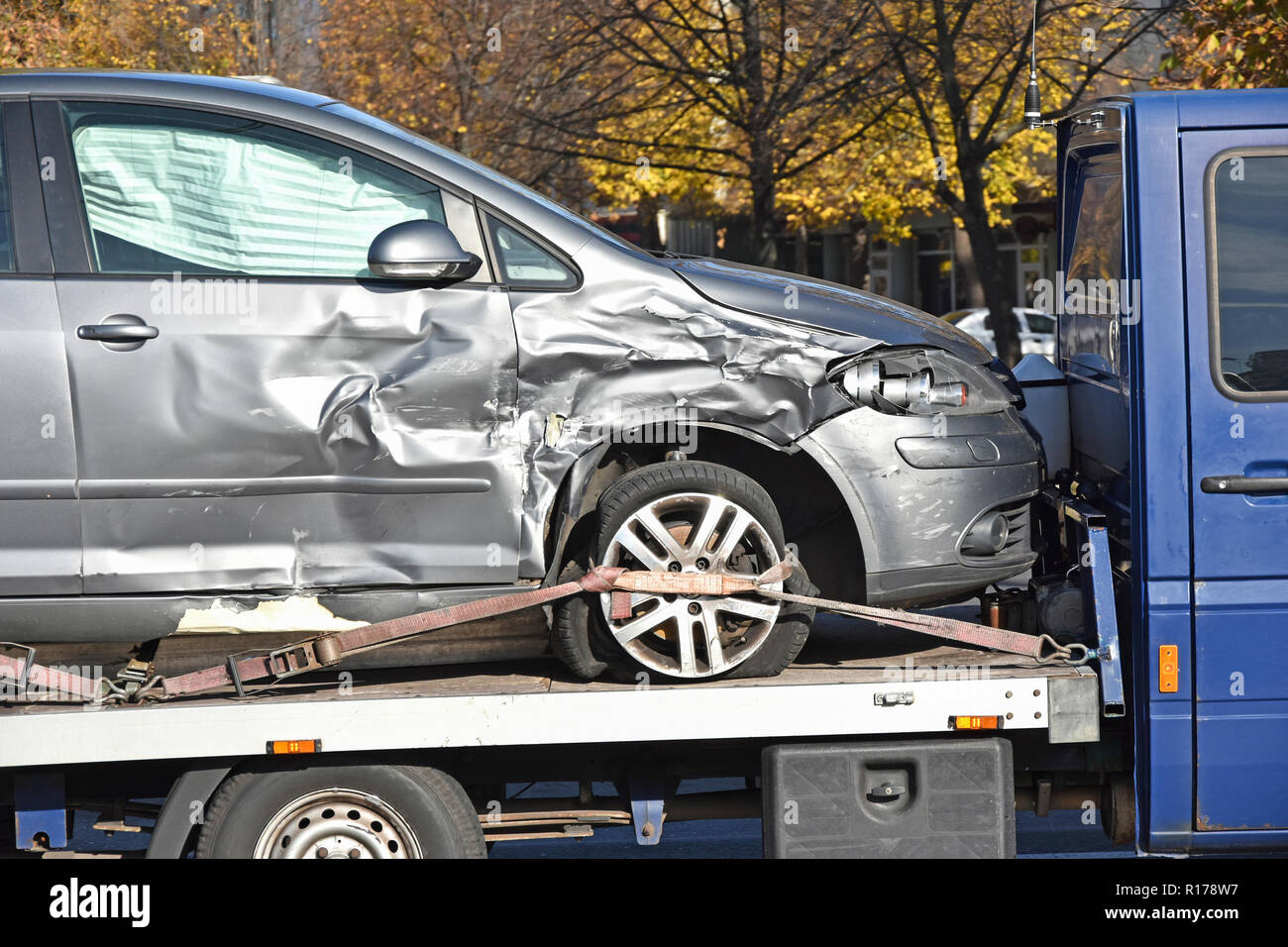 Car wreck on a trailer Stock Photo - Alamy