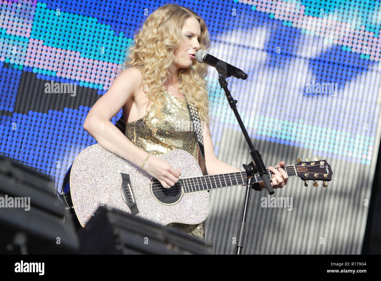 Taylor Swift The 'Sound Relief' music festival held simultaneously in ...