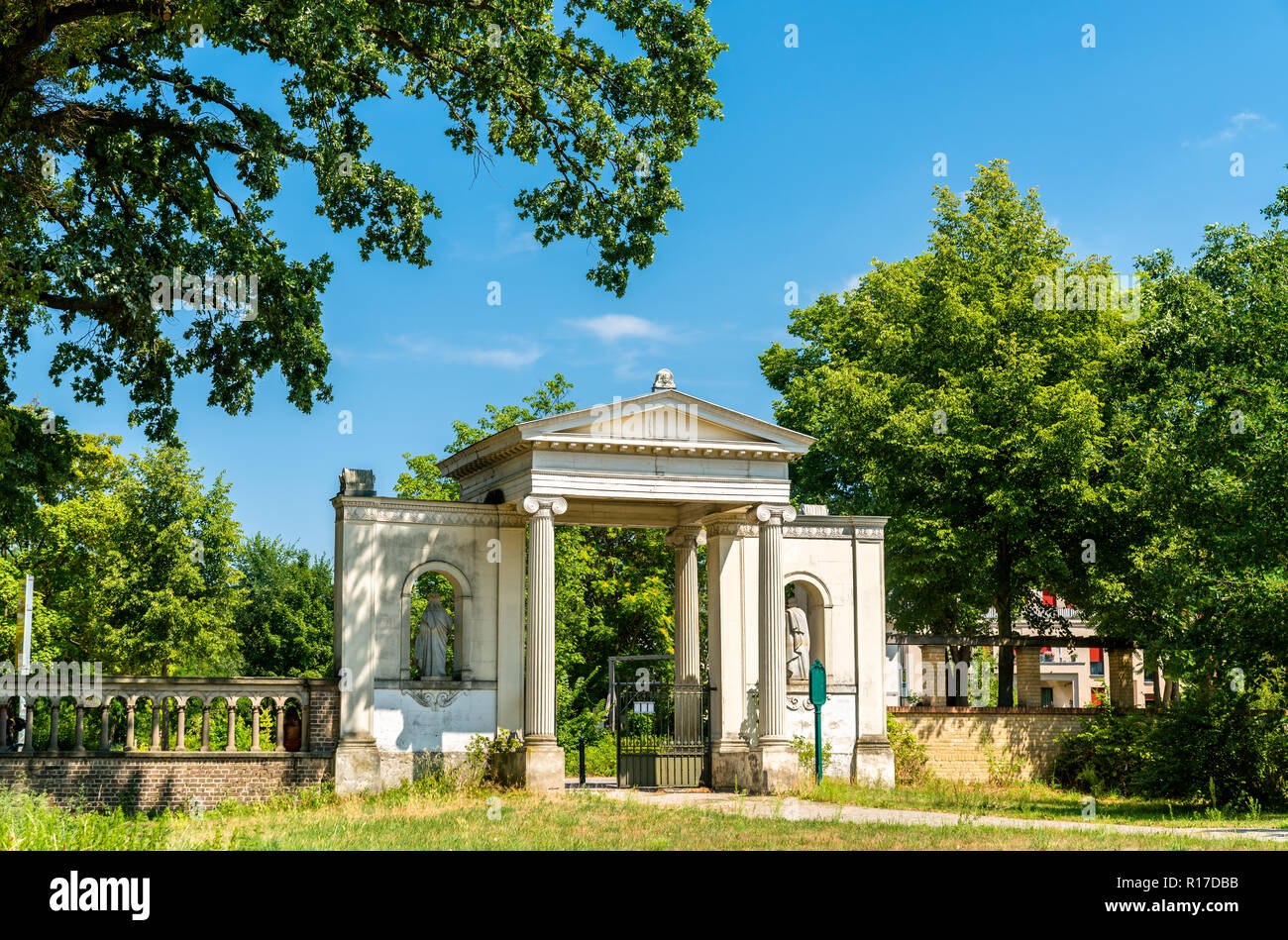 Park gate hi-res stock photography and images - Alamy