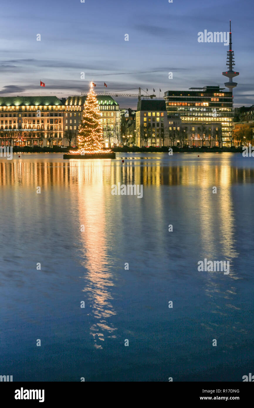 Night tree on lake hi-res stock photography and images - Alamy