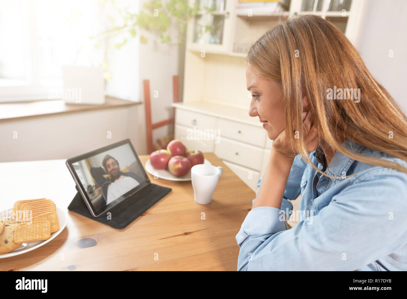 Digital conversation hi-res stock photography and images - Alamy