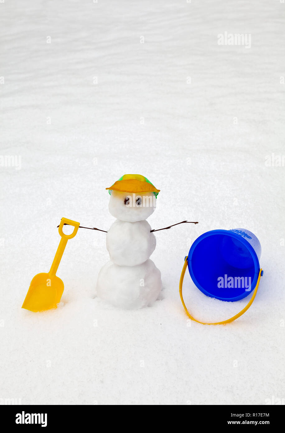 Snow man bucket hi-res stock photography and images - Alamy