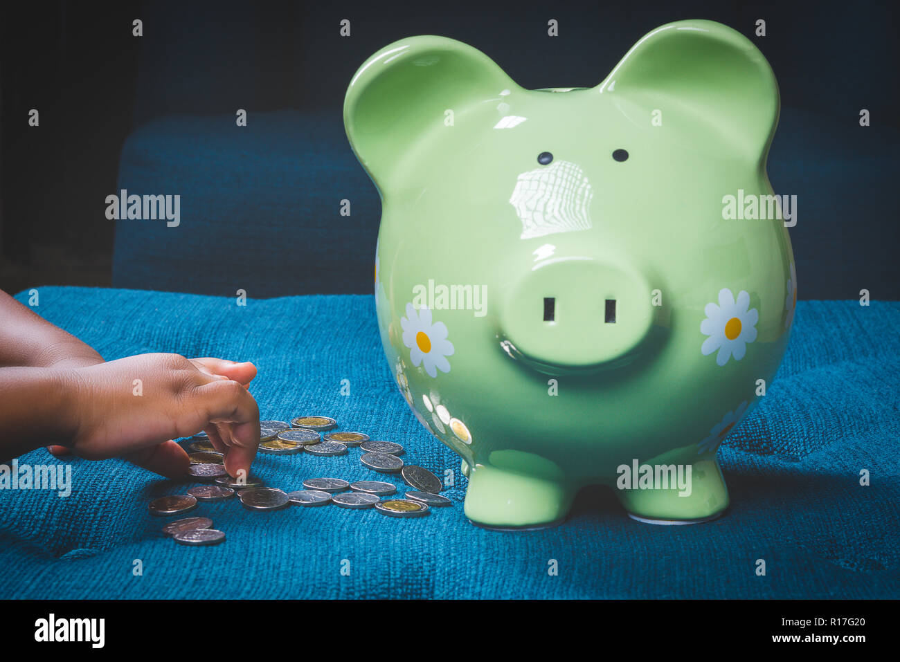 Little girl counting coins with piggy bank Stock Photo - Alamy