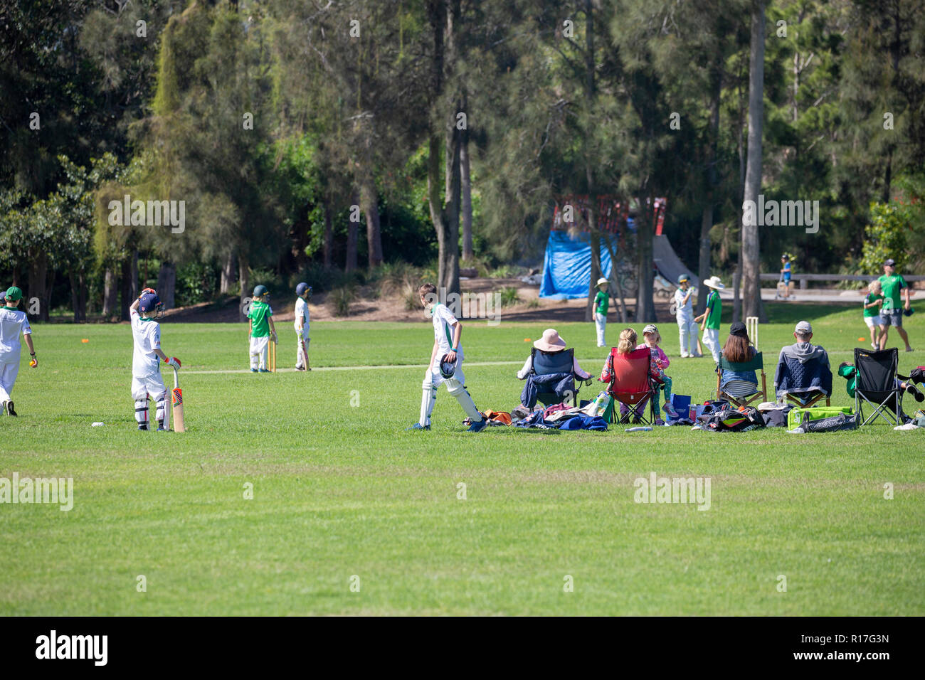 Kids cricket hi-res stock photography and images - Alamy
