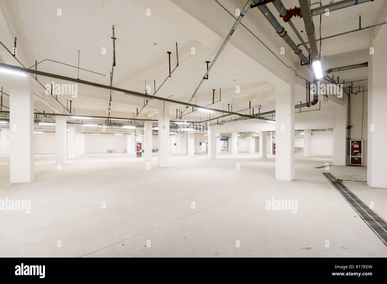 Empty underground parking lot area Stock Photo - Alamy