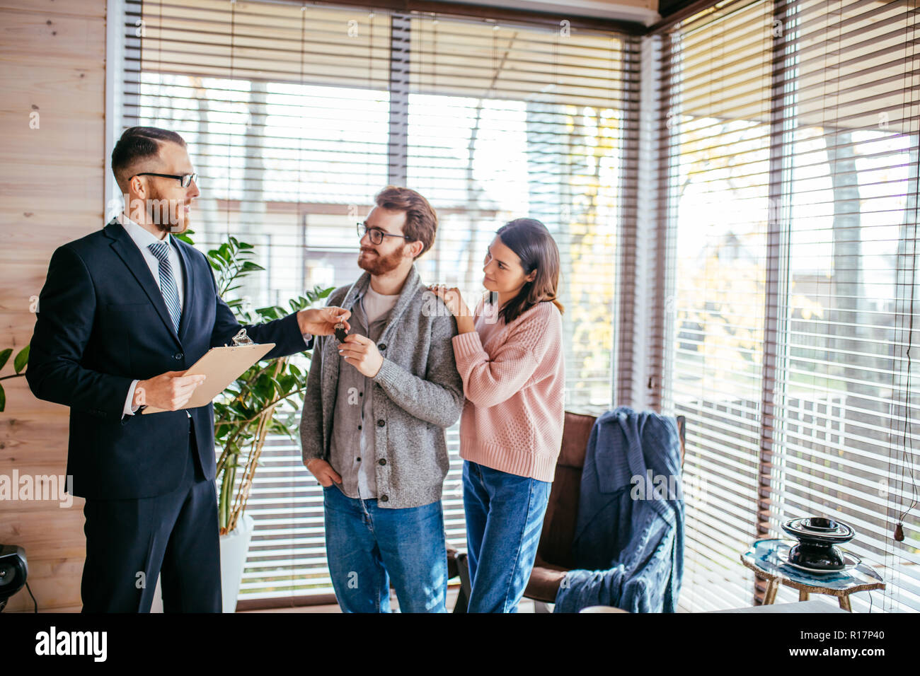 Couple signing papers hi-res stock photography and images - Alamy