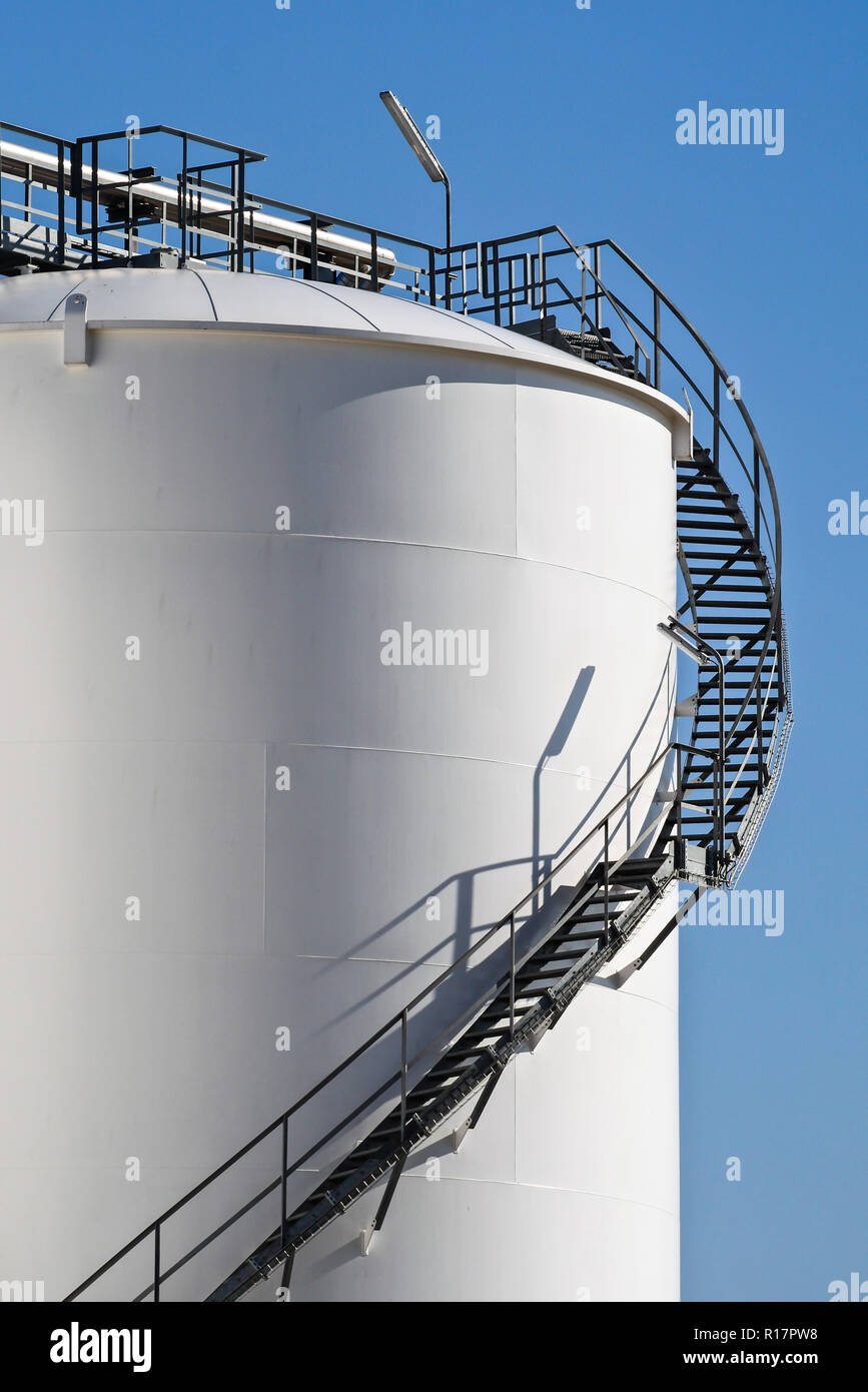 Petrochemical storage tanks hi-res stock photography and images - Alamy