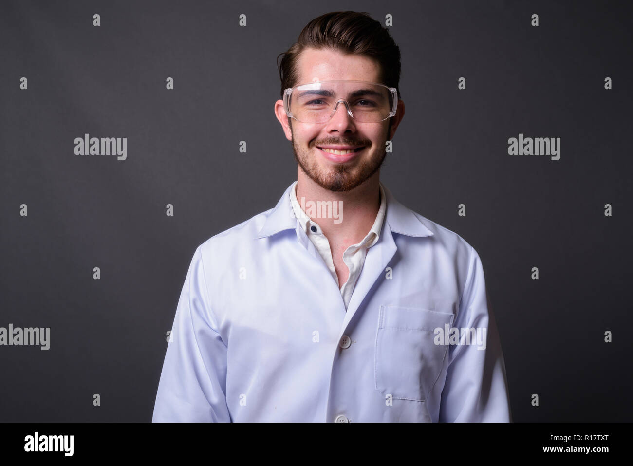 Smiling bearded guy wearing lab hi-res stock photography and images - Alamy