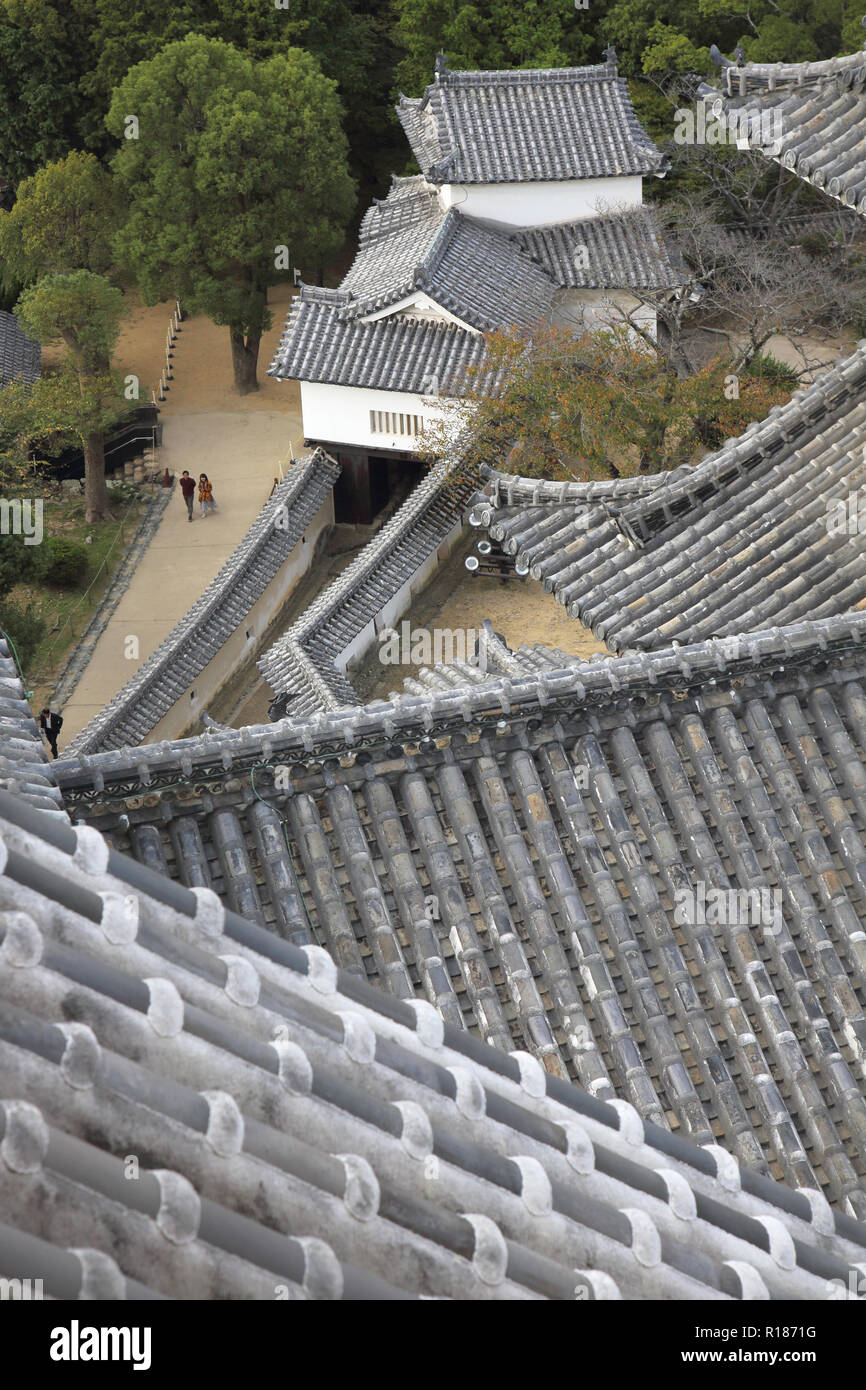 Roof tiles japanese castle japan hi-res stock photography and images ...