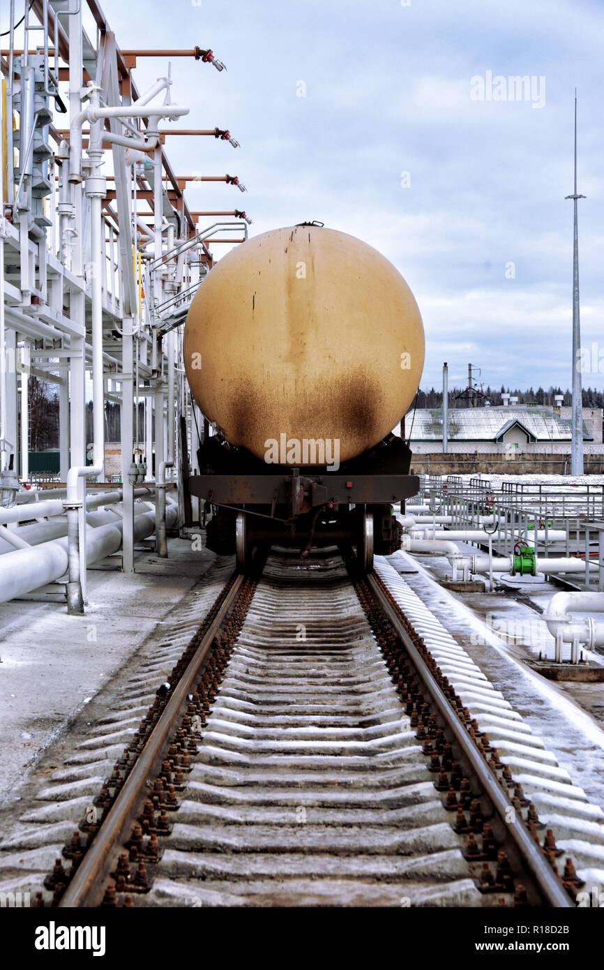 Yellow railroad tank cars for oil and gas Stock Photo - Alamy