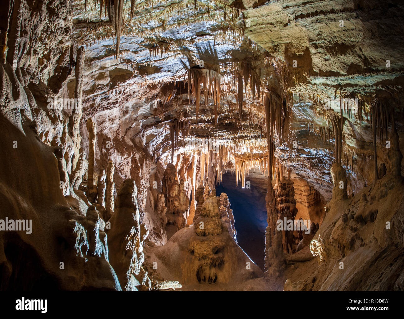 Amazing image from a cave in Bulgaria - breathtaking shapes and forms ...