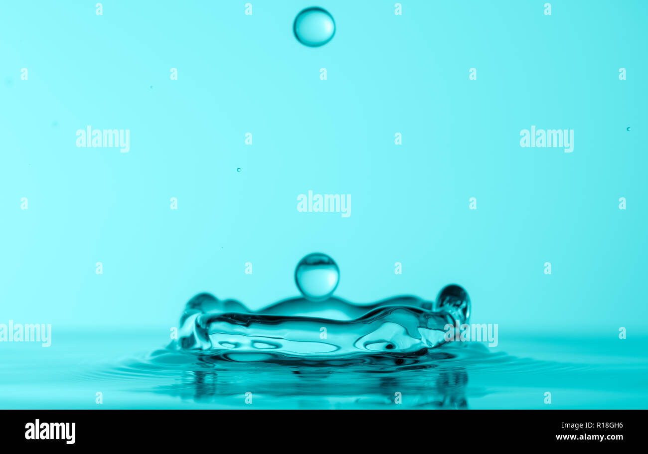 Water splash crown top hi-res stock photography and images - Alamy