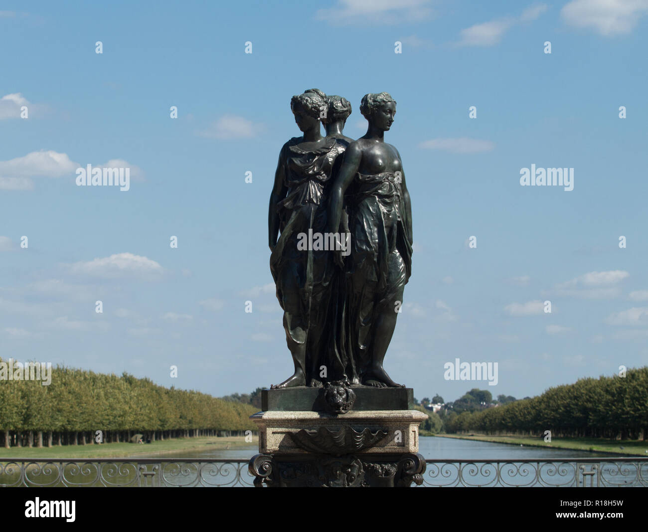 The Three Graces Sculpture Stock Photos & The Three Graces Sculpture ...