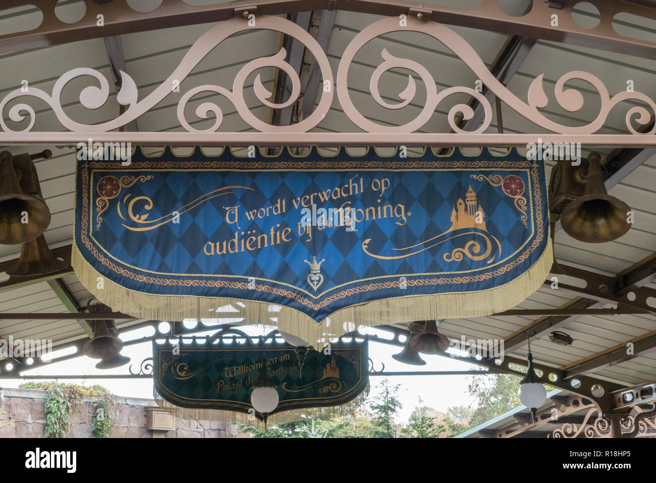 Banner ' U wordt verwacht op audiëntie bij de koning ' decoration in ...