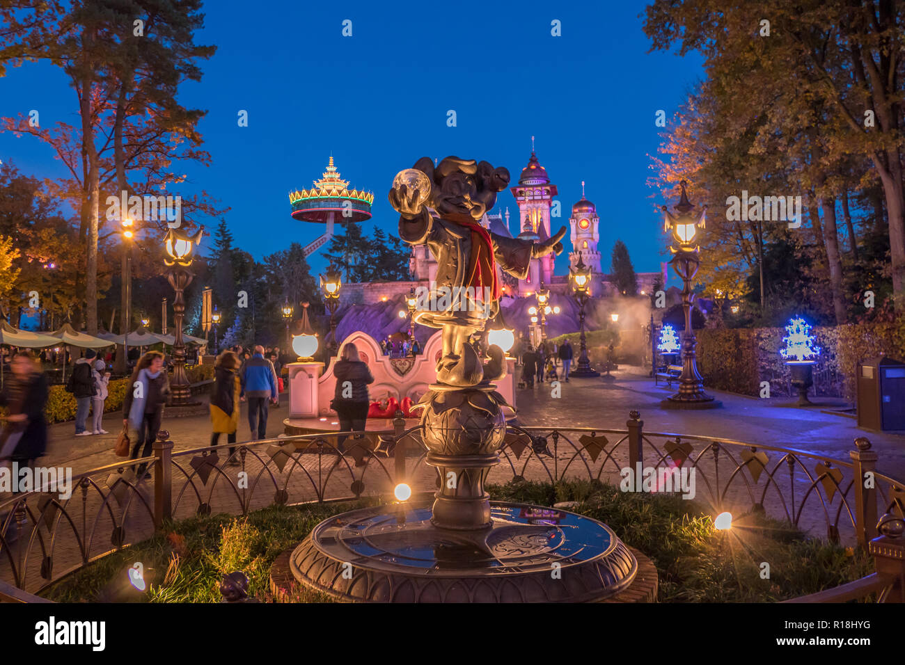 Statue of mascotte Pardoes in Efteling during WinterEfteling in the ...