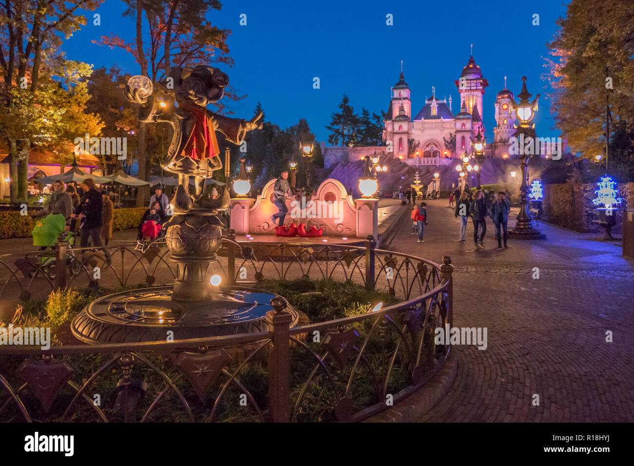 Statue of mascotte Pardoes in Efteling during WinterEfteling in the ...