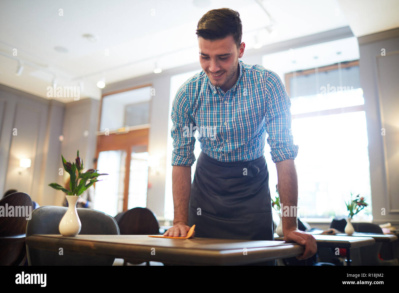Wiping table hi-res stock photography and images - Alamy