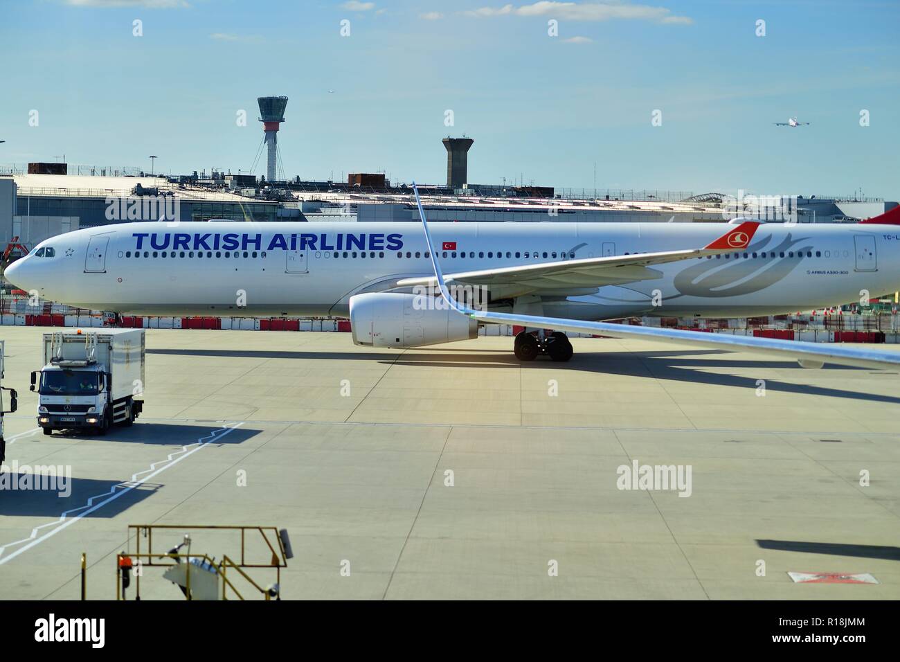 Heathrow airport air traffic control hi-res stock photography and ...