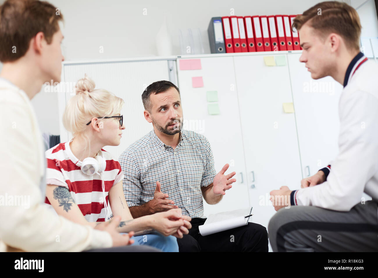 Group therapy session teenage hi-res stock photography and images - Alamy