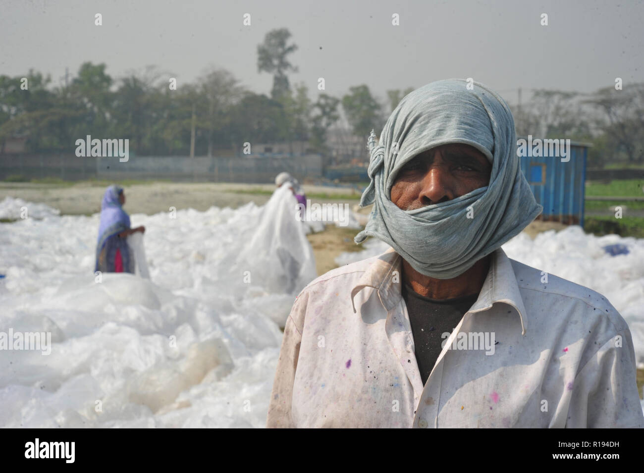 Bangladeshi workers dries reject plastic bag in Nararyanganj ...