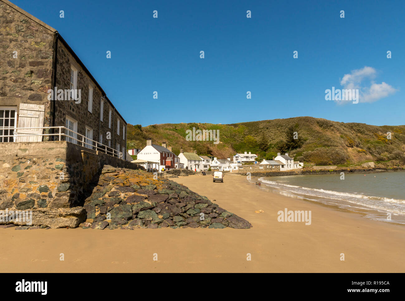 The Ty Coch Inn and the beach at Porthdinllaen, Llyn Peninsula Gwynedd ...