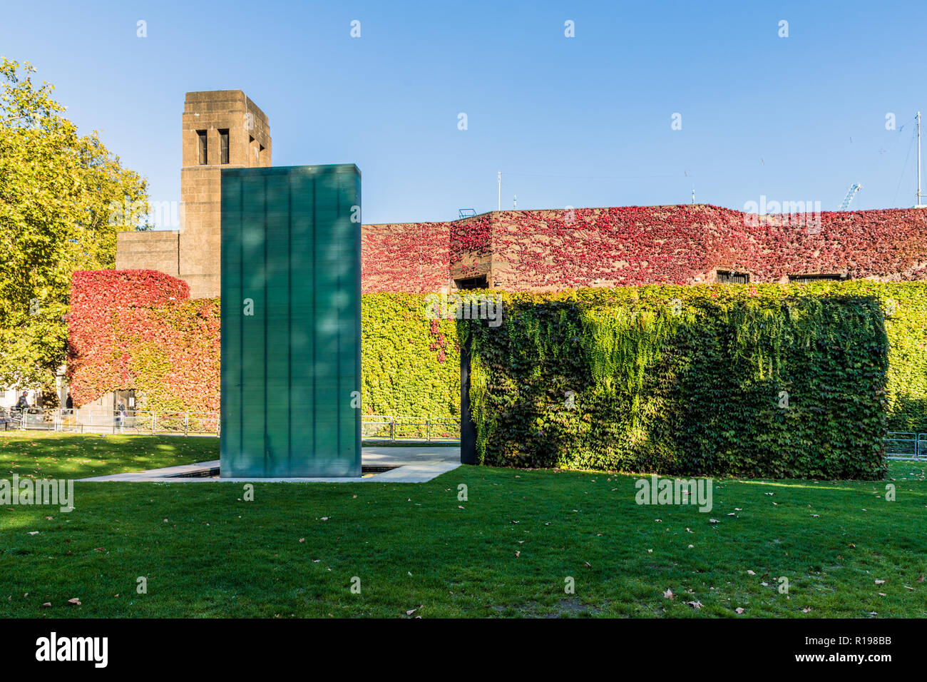 Police memorial statue hi-res stock photography and images - Alamy