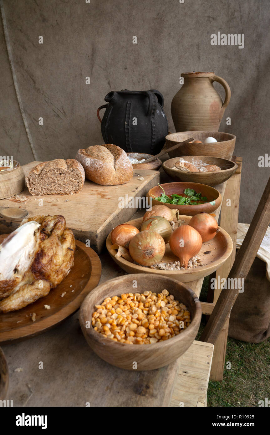 Medieval pottery hi-res stock photography and images - Alamy