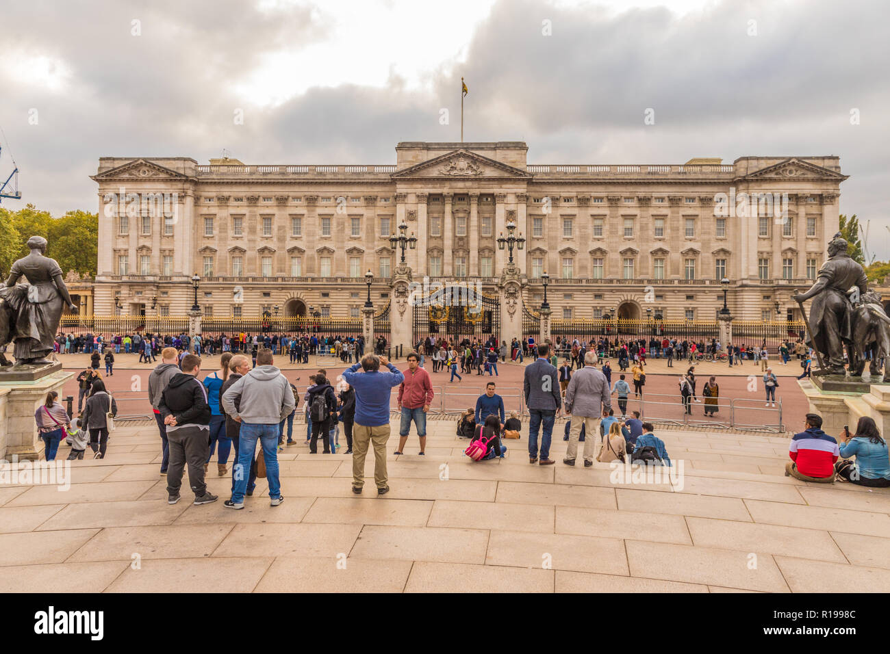 Typical view buckingham palace hi-res stock photography and images - Alamy