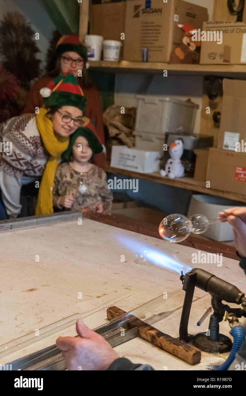 Glass factory children hi-res stock photography and images - Alamy