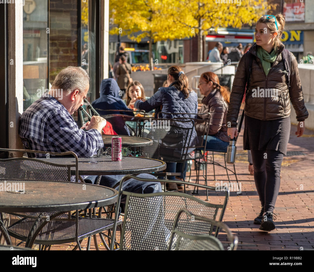 Cafe outdoors hi-res stock photography and images - Alamy