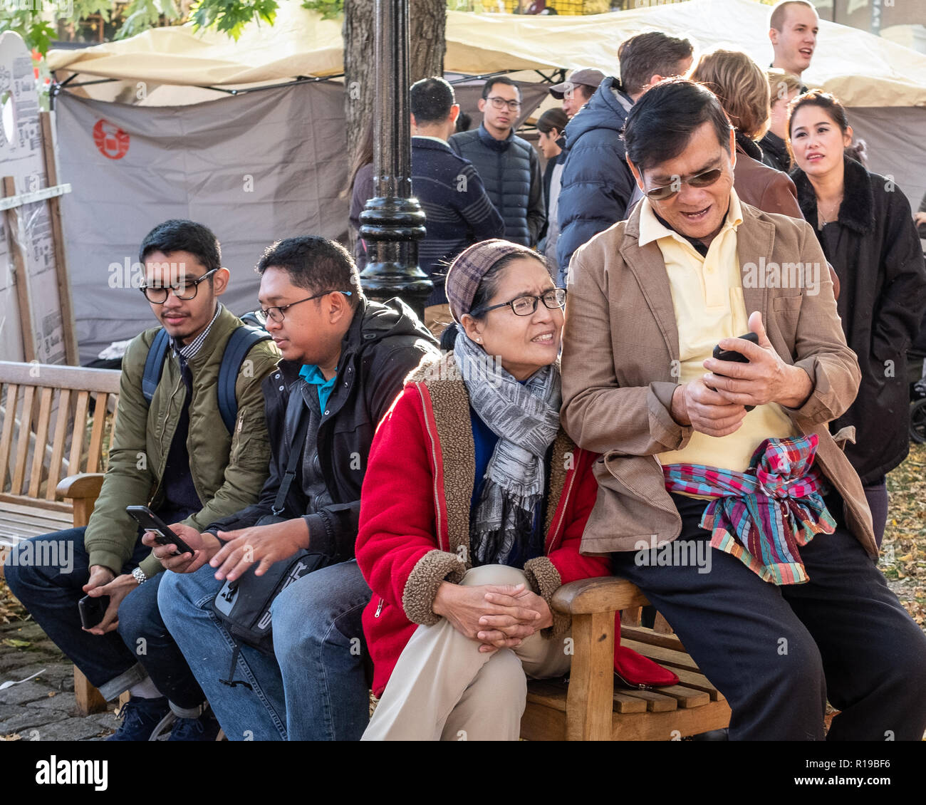 City crowd mobile phones hi-res stock photography and images - Alamy