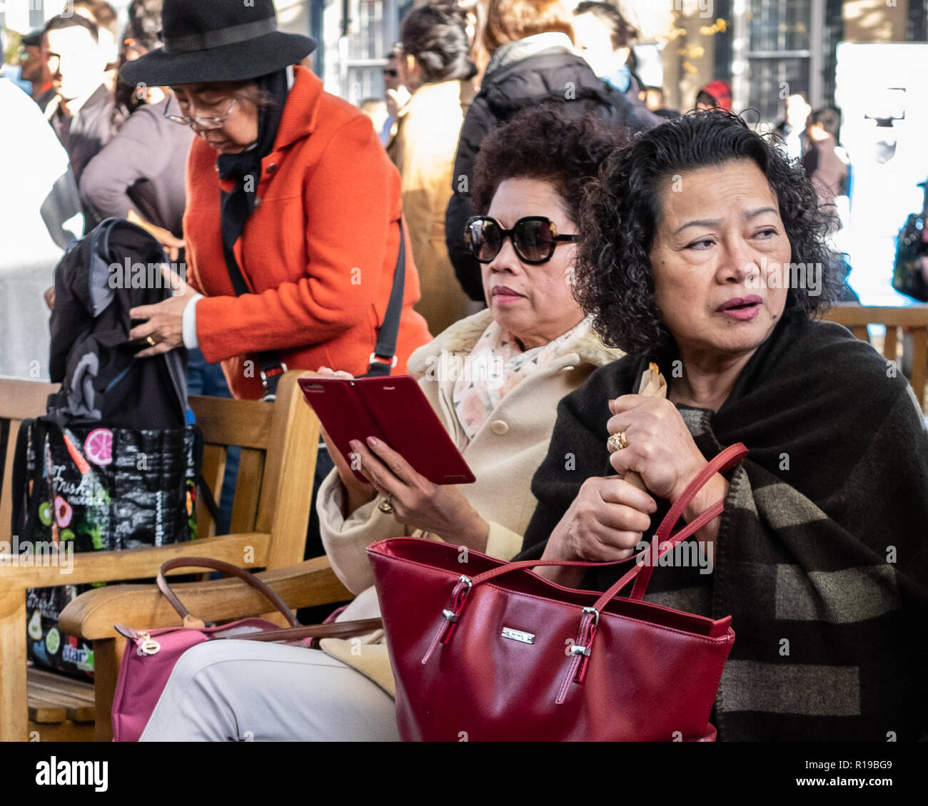 People sitting city square hi-res stock photography and images - Alamy