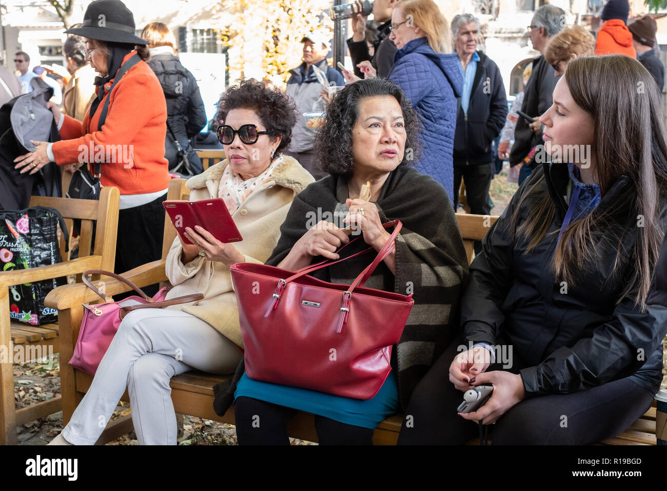 People sitting city square hi-res stock photography and images - Alamy