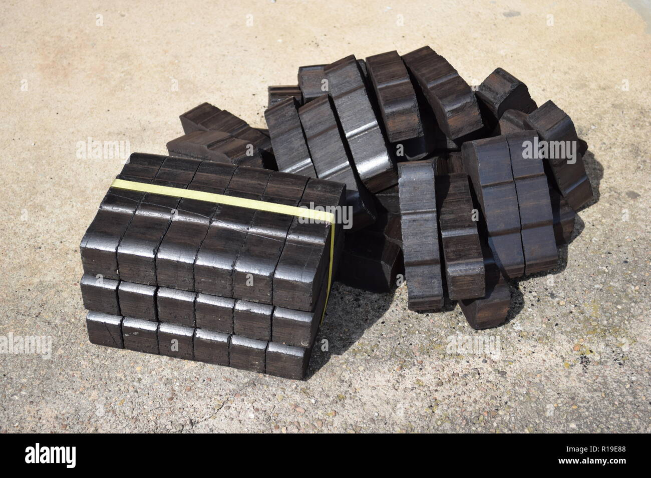 Kohle brikett hi-res stock photography and images - Alamy